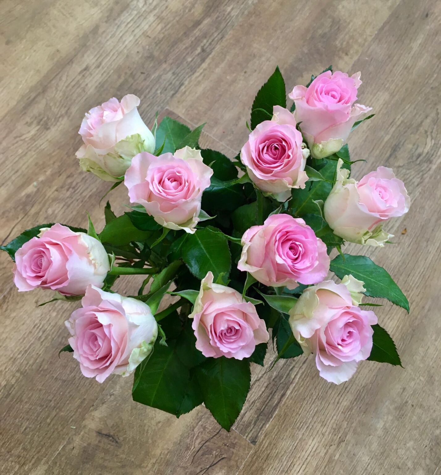 Ruusu kimppu I vaaleanpunainen 10 - Tuulensuun kukka